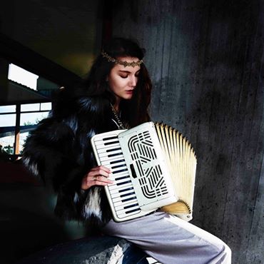 Lara Roozemond – Dutch Katherine Hepburn – Rosamond Press